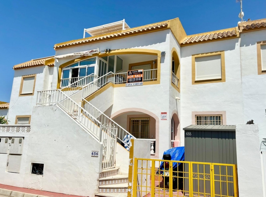 2 Bed upper Bungalow with Large Solarium, communal Pool