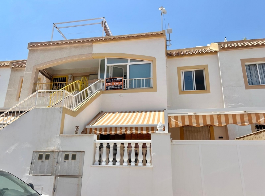 Spacious Bungalow with large Solarium and Communal Pool